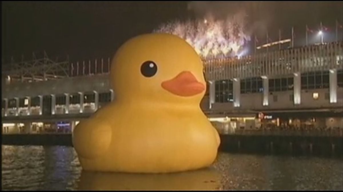 Giant 40-foot rubber duck arrives in Pittsburgh Friday